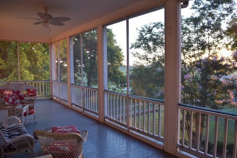 4 Reasons to Convert Your Outdoor Deck Into a Screened Porch